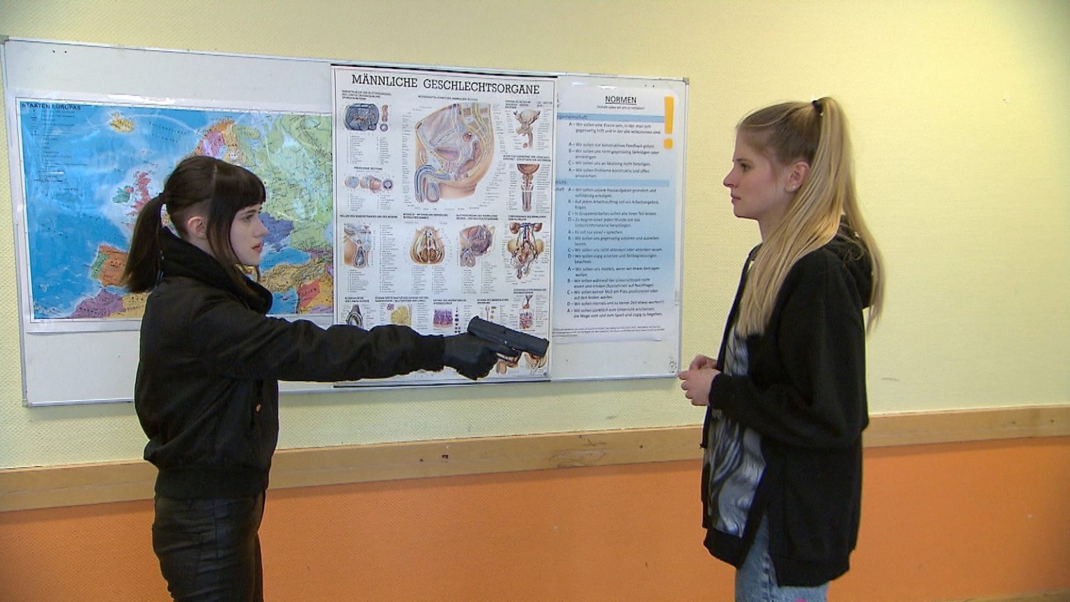 Berlin - Tag & Nacht: Lara nimmt Toni als Geisel!